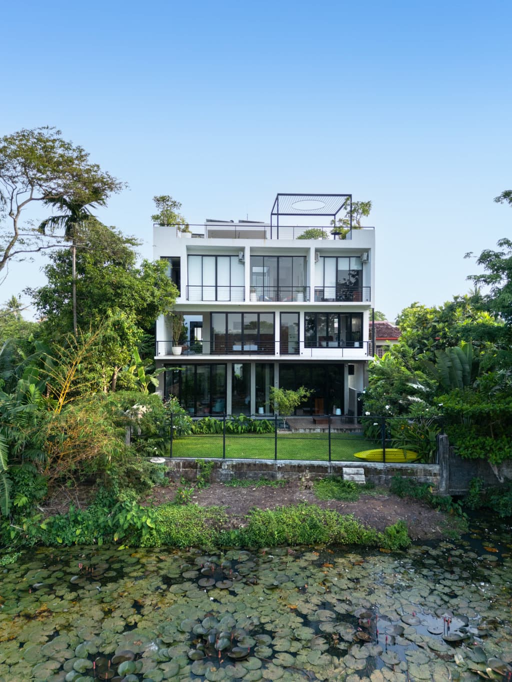 Lakeside Residential Retreat | ArchAlley